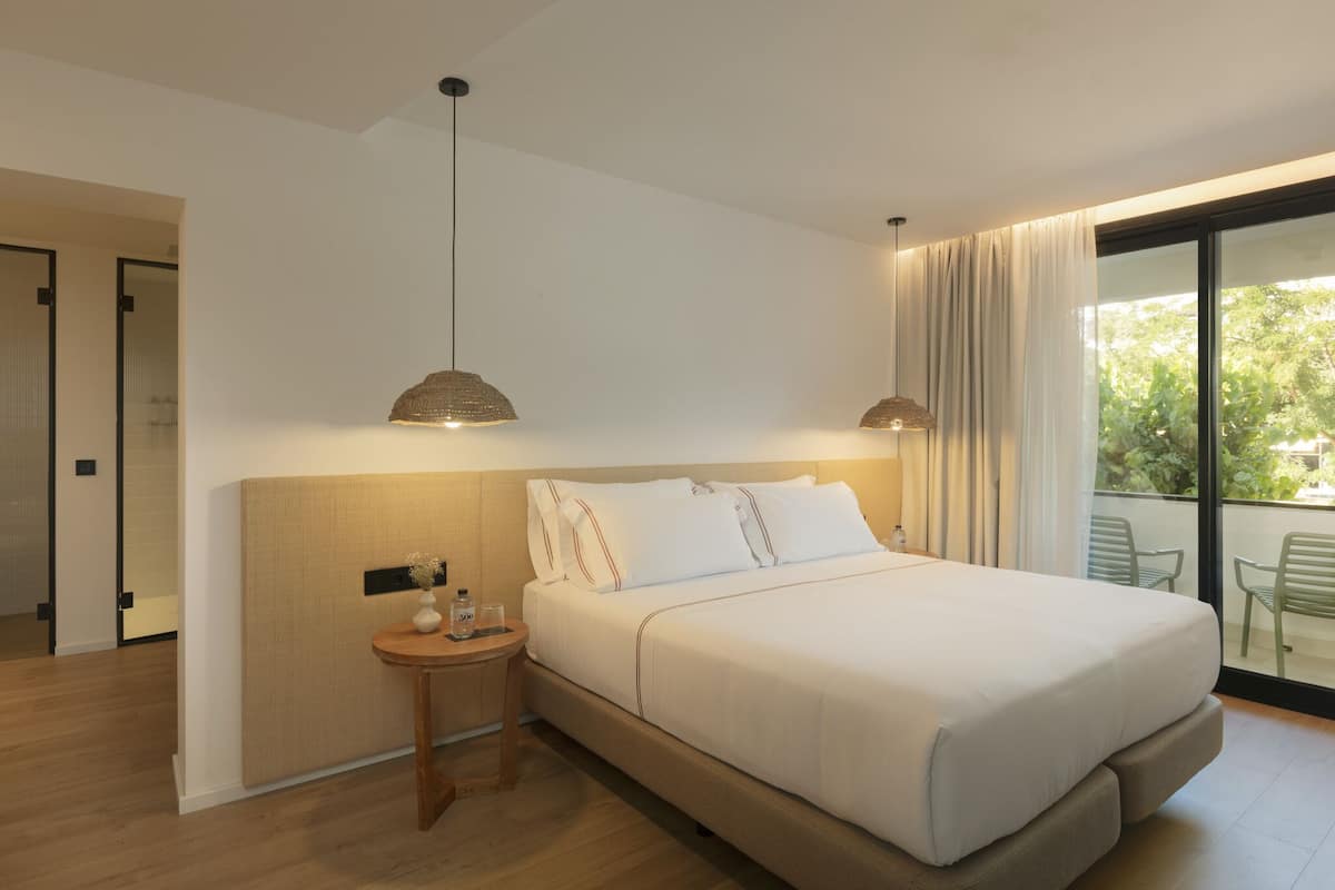 Quarto Duplo Comfort, varanda | Roupa de alta qualidade, minibar, cofre com capacidade para portátil 