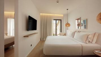 Roupas de cama premium, frigobar, cofres nos quartos, cortinas blackout