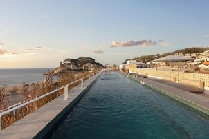 Piscina externa, funciona das 10h às 21h, guarda-sóis, espreguiçadeiras