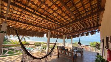 Quarto casal clássico, vista para o mar | Área de estar