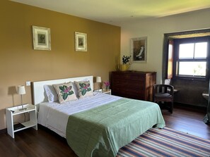 Quarto Duplo Superior | Secretária, Wi-fi grátis, roupa de cama fornecida 
