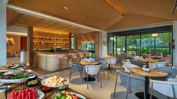 Pequeno-almoço tipo buffet diário (490 THB por pessoa)