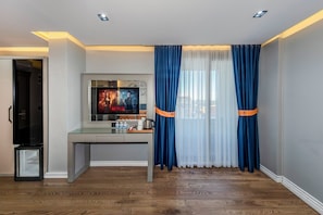 Quarto triplo luxo | Frigobar, escrivaninha, espaço de trabalho para notebook