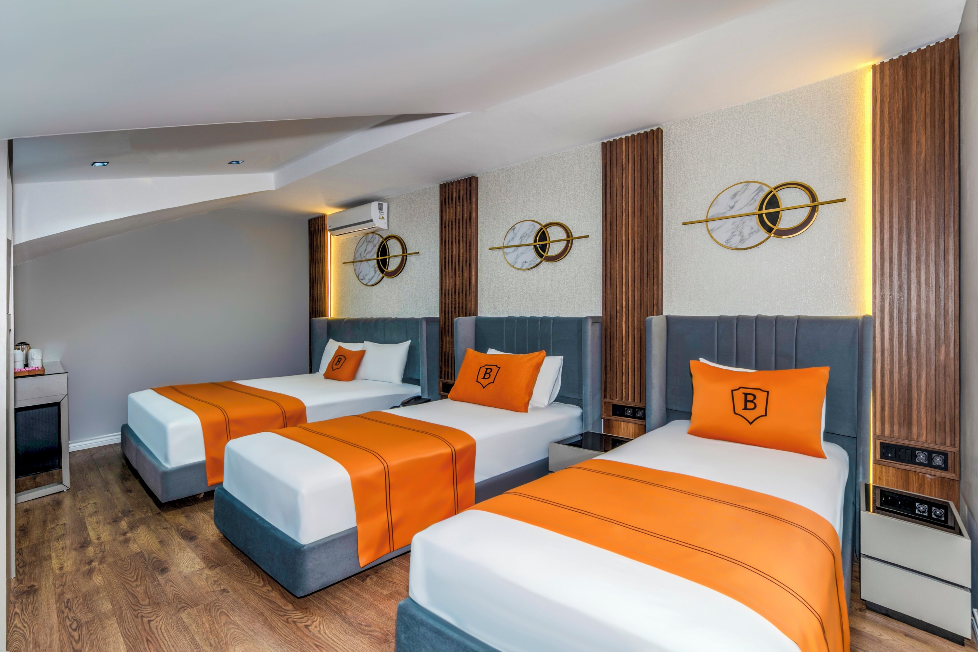 Minibar, secretária, secretária adequada para computadores portáteis 