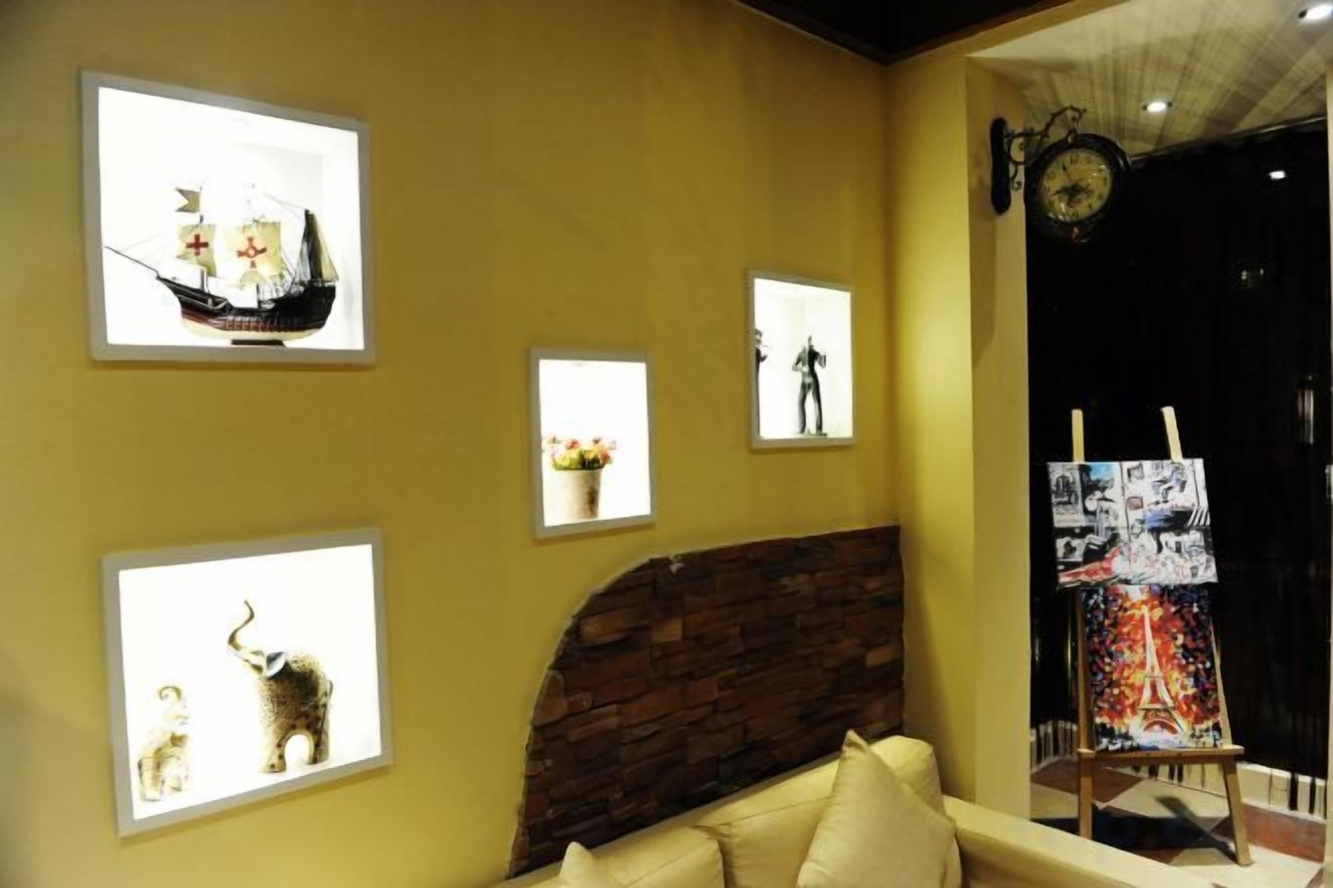 Quarto com uma cama, lareira e quadros nas paredes.