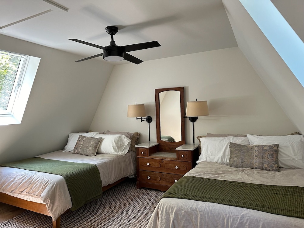 Hidden gem, nestled in the woods on Lake Bellaire. - Antrim County | Vrbo