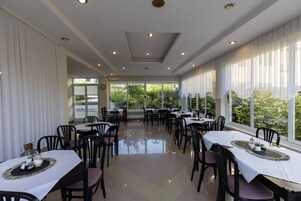 Café da manhã com buffet grátis todos os dias