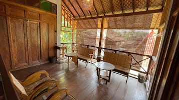 Quarto quádruplo luxo, sacada | Terraço/pátio