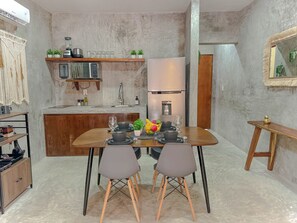 Apartamento conforto, vista para o jardim | Sala de jantar