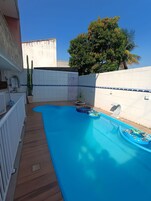 Piscina interna, barracas de cortesia, guarda-sóis