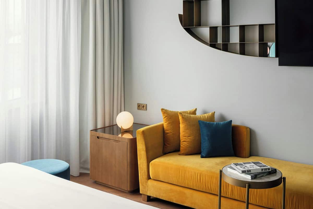 Roupas de cama antialérgicas, frigobar, cofres nos quartos