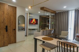 Apartamento luxo | Área de estar | Smart TV 55 polegadas com canais a cabo, Netflix, serviços de streaming