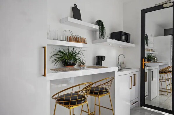 Minifrigorífico, um micro-ondas, uma placa de cozinha 