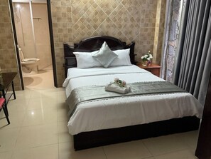 Escrivaninha, quartos à prova de som, Wi-Fi de cortesia, roupa de cama
