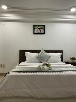 Escrivaninha, quartos à prova de som, Wi-Fi de cortesia, roupa de cama