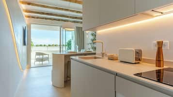 Frigobar, micro-ondas, cooktop, chaleira elétrica