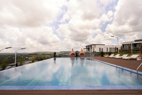 Piscina exterior, da(s) 7:00 à(s) 20:00, guarda-sóis, espreguiçadeiras