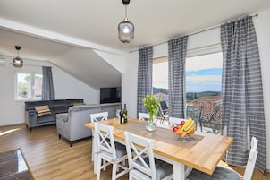 Apartamento Standard | Sala de estar | TV de ecrã plano