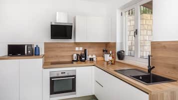 Um frigorífico, um forno, uma máquina de lavar louça, uma torradeira