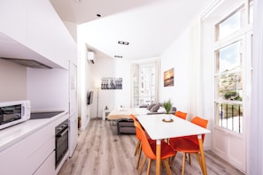 Apartamento superior | Área de estar | TV de tela plana