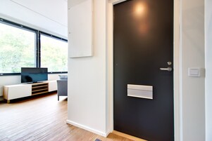 Apartamento standard, 1 quarto | Área de estar | TV 32 polegadas com canais a cabo