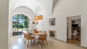 Villa Familiar, vários quartos, varanda (Villa Vallone Luxury With Pool) | Restaurantes