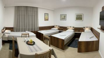 Quarto Quádruplo | Secretária adequada para computadores portáteis, Wi-fi grátis