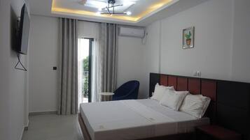 Suíte standard | Escrivaninha, ferros/tábuas de passar roupa, Wi-Fi de cortesia