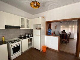 Casa | Cozinha privada | Um frigorífico, um forno, uma placa de cozinha, uma chaleira elétrica 