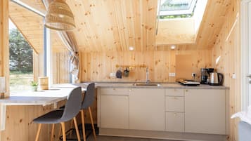 Bungalow Comfort, vista para o lago | Cozinha privada | Minifrigorífico, uma placa de cozinha, utensílios de cozinha