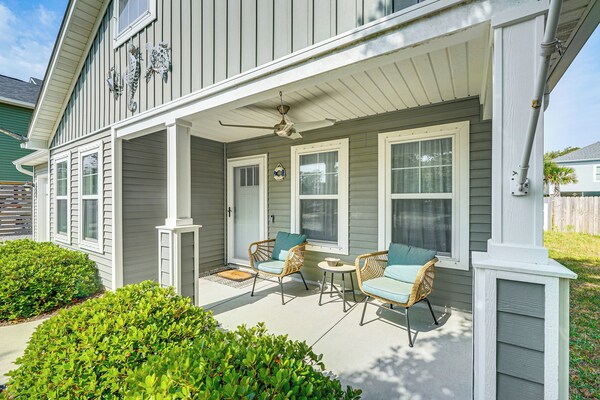 Charming Oak Island Beach House W/ Fire Pit & Yard - Southport, NC