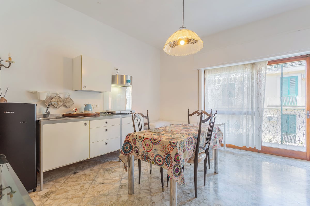 Apartamento Clássico | Sala de estar | TV de ecrã plano