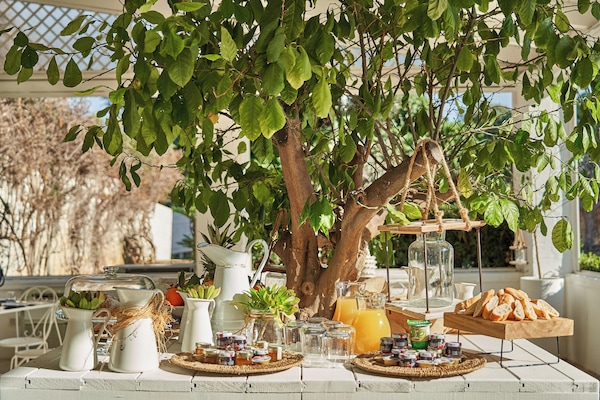 Café da manhã com buffet grátis todos os dias