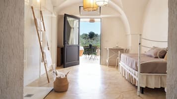 Quarto triplo standard, vista para a piscina | 1 quarto, cofres nos quartos, ferros/tábuas de passar roupa