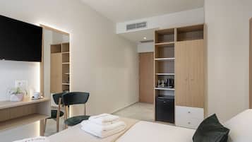 Quarto Duplo Básico | Cofre no quarto, cortinas/cortinados opacos, ferro/tábua de engomar