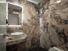 Quarto casal básico | Banheiro | Secador de cabelo, chinelos