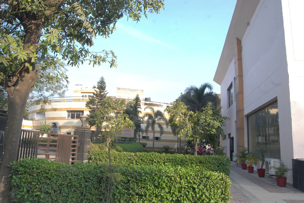 Grey Pelican Tourist Resort - Yamuna Nagar