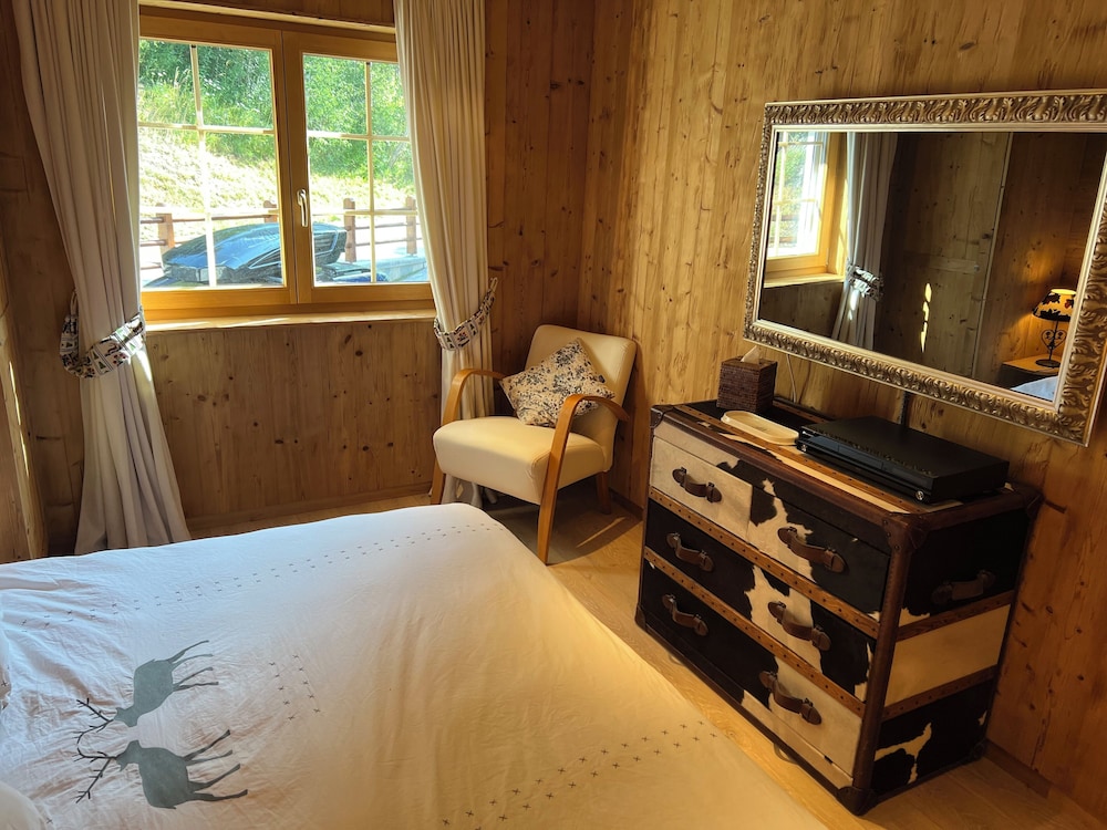 Generous Deluxe Chalet Walking Distance To Shops, Restaurants & Cry D'er Lift. - Sierre