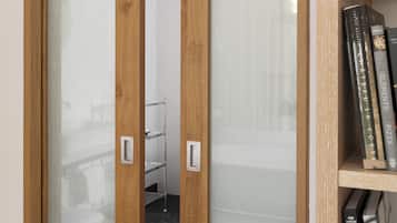 Quarto Signature, varanda, vista para o parque | Casa de banho | Um secador de cabelo, toalhas fornecidas, sabão, champô