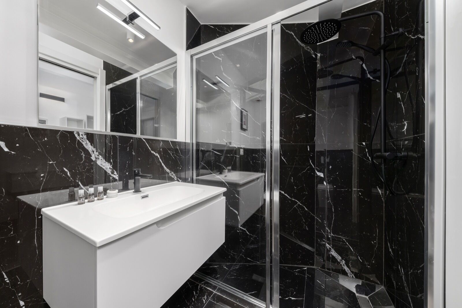 Dúplex Comfort | Casa de banho | Um polibã, um secador de cabelo, um bidé, toalhas fornecidas 