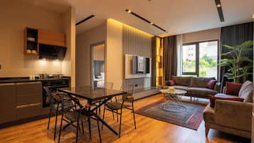 Suite Premium, Vista para a cidade | Sala de estar | Televisor