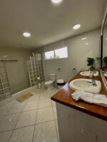 Quarto Twin Familiar, vista para a piscina | Casa de banho | Um polibã, toalhas fornecidas 