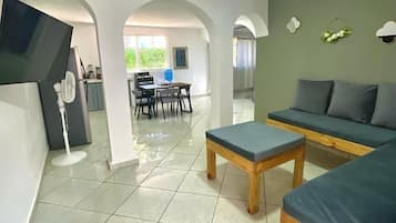 Apartamento conforto | Área de estar | Smart TV