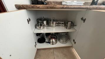Apartamento, 2 quartos, acessível, varanda | Cozinha privada | Uma torradeira, utensílios de cozinha