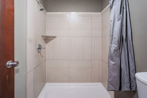 Quarto Standard, 1 cama king-size | Casa de banho | Um polibã, toalhas fornecidas 