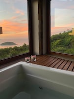 Quarto Duplo Deluxe, 1 cama queen-size, varanda, vista para o mar | Banheira de hidromassagem privativa
