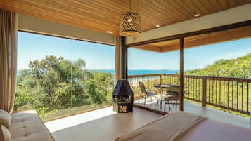 Quarto casal luxo, 1 cama Queen e sofá-cama, sacada, vista para o mar | Roupas de cama premium, escrivaninha, espaço de trabalho para notebook