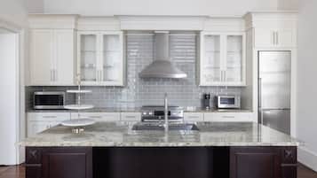 Apartamento com design assinado, 1 quarto (Self Check-in with Virtual Front Desk) | Cozinha privada | Geladeira grande, micro-ondas, fogão, cooktop