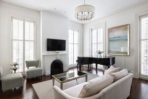 Apartamento grand, 1 quarto (Self Check-in with Virtual Front Desk) | Área de estar | TV de tela plana 50 polegadas com canais digitais