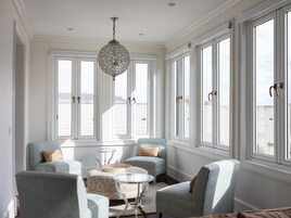 Apartamento superluxo, 1 quarto (Self Check-in with Virtual Front Desk) | Área de estar | TV de tela plana 50 polegadas com canais digitais